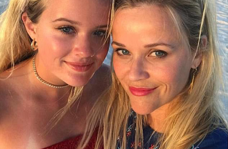 Дъщерята на Рийз Уидърспун на Бала на дебютантките в Париж | EVA.bg