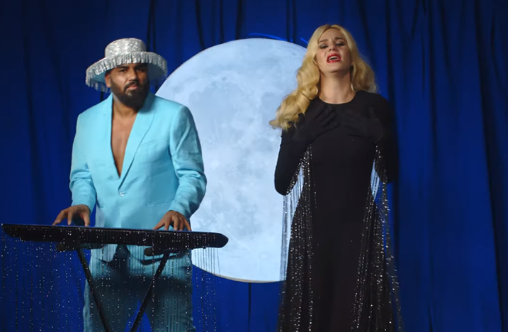 Поредният хитов кавър на Мила Роберт, този път на песен на Азис | EVA.bg